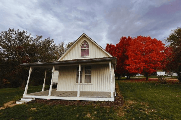 Exploring the American Gothic House: A Guide to Its Art and Architectu ...