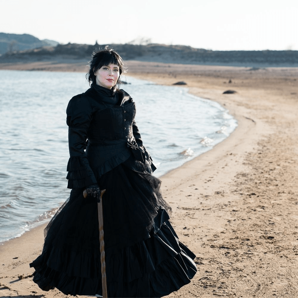 Victorian Gothic Fashion: A Deep Dive into Dark Elegance and History ...